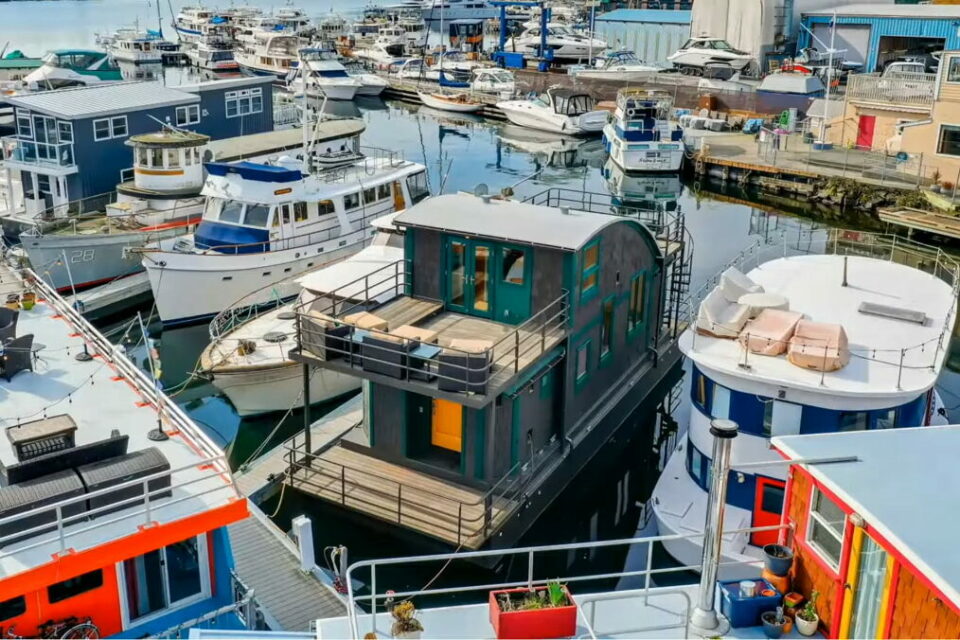 11 Best Places to Live on a Houseboat Year-Round - Lake Access